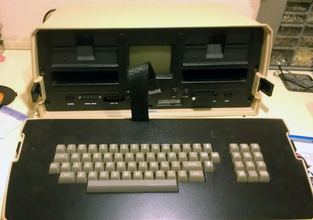 PaleoComputing: 1981 Osborne 1 CP/M Portable Computer – To Type, Shoot ...